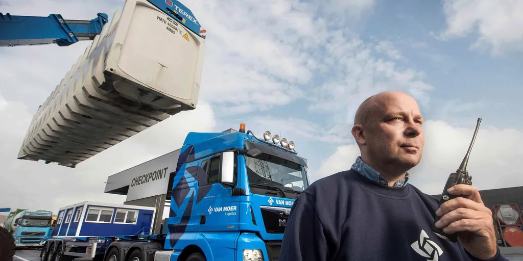 Nachthub Van Moer Logistics haalde overdag al 4000 containers van de ...