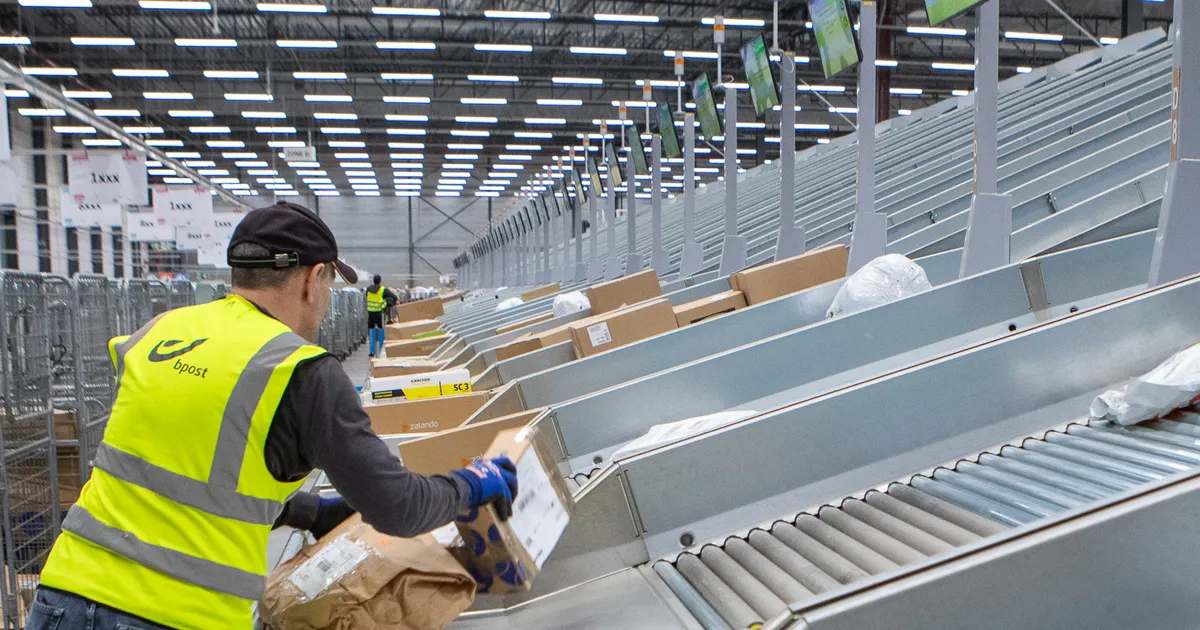 Bpost neemt nieuwe pakjessorteermachine in gebruik in Antwerpen X ...